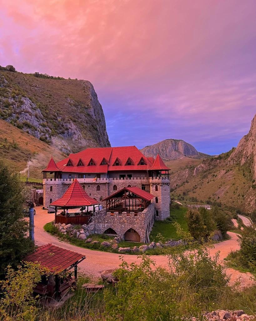 Castelul Templul Cavalerilor - Turist în România